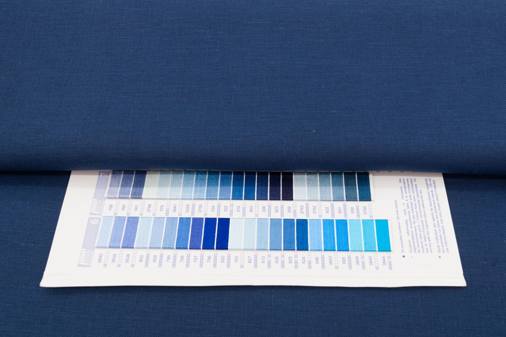 Zweigart Navy Blue 32 Count Belfast Linen Evenweave (589) | Stitchtastic